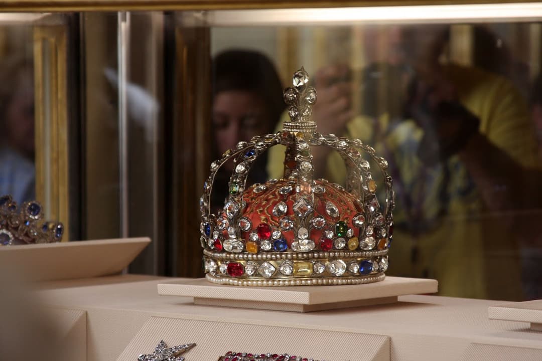 The Difference Between the British Crown Jewels and the Coronation ...