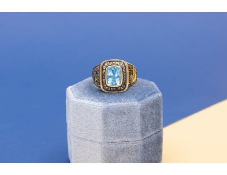 Custom Class Rings: Buying Guide for 2025 - International Gem Society