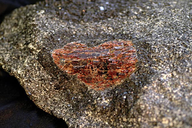 How Do Garnets Form? - International Gem Society
