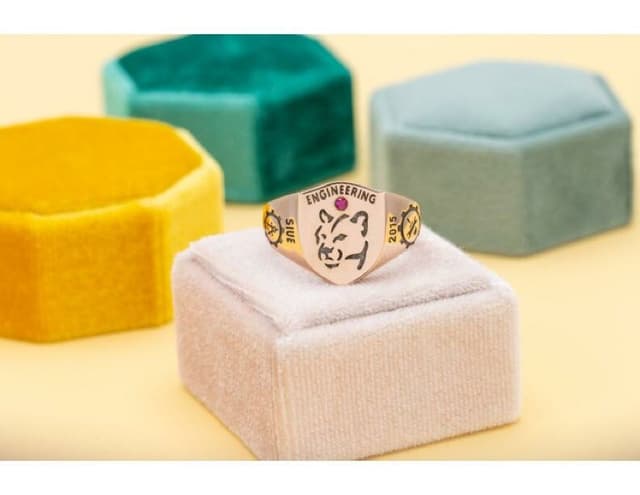 Custom Class Rings: Buying Guide for 2025 - International Gem Society