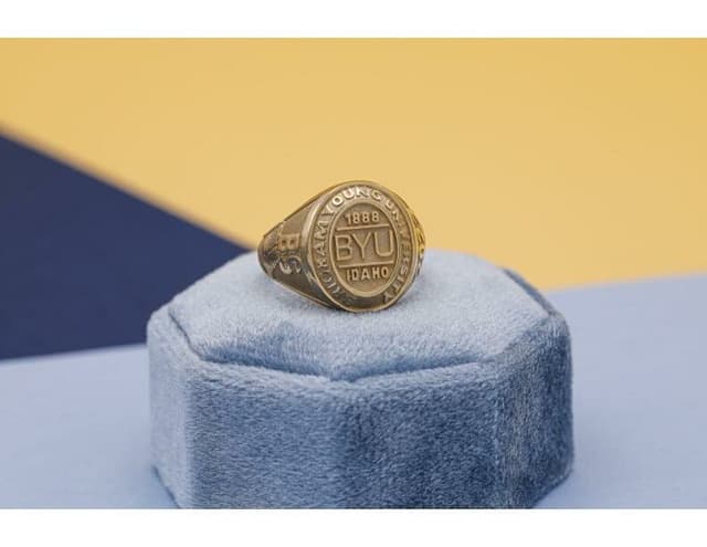 Custom Class Rings: Buying Guide for 2025 - International Gem Society