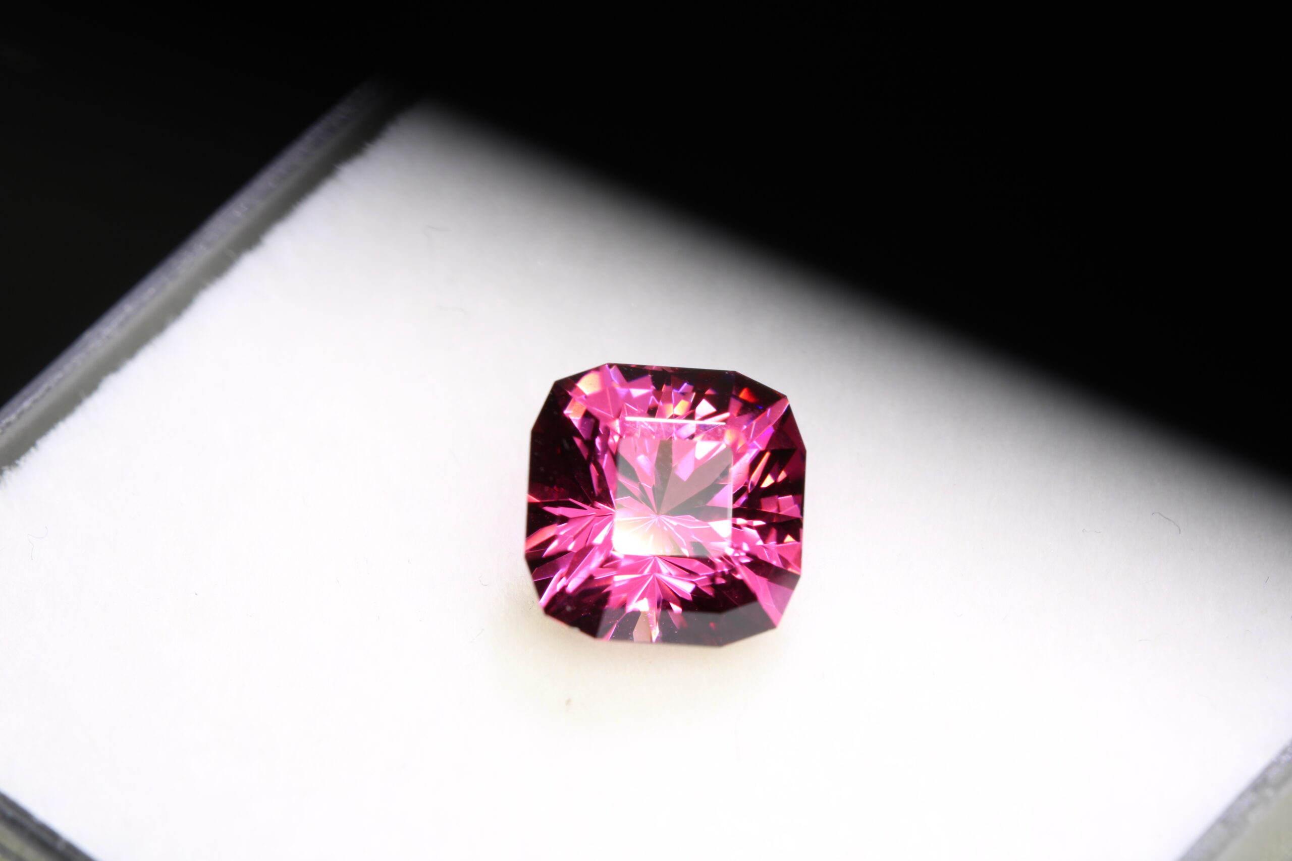 Edelsteen Specialist - Gemstone traders based in Amsterdam, The ...